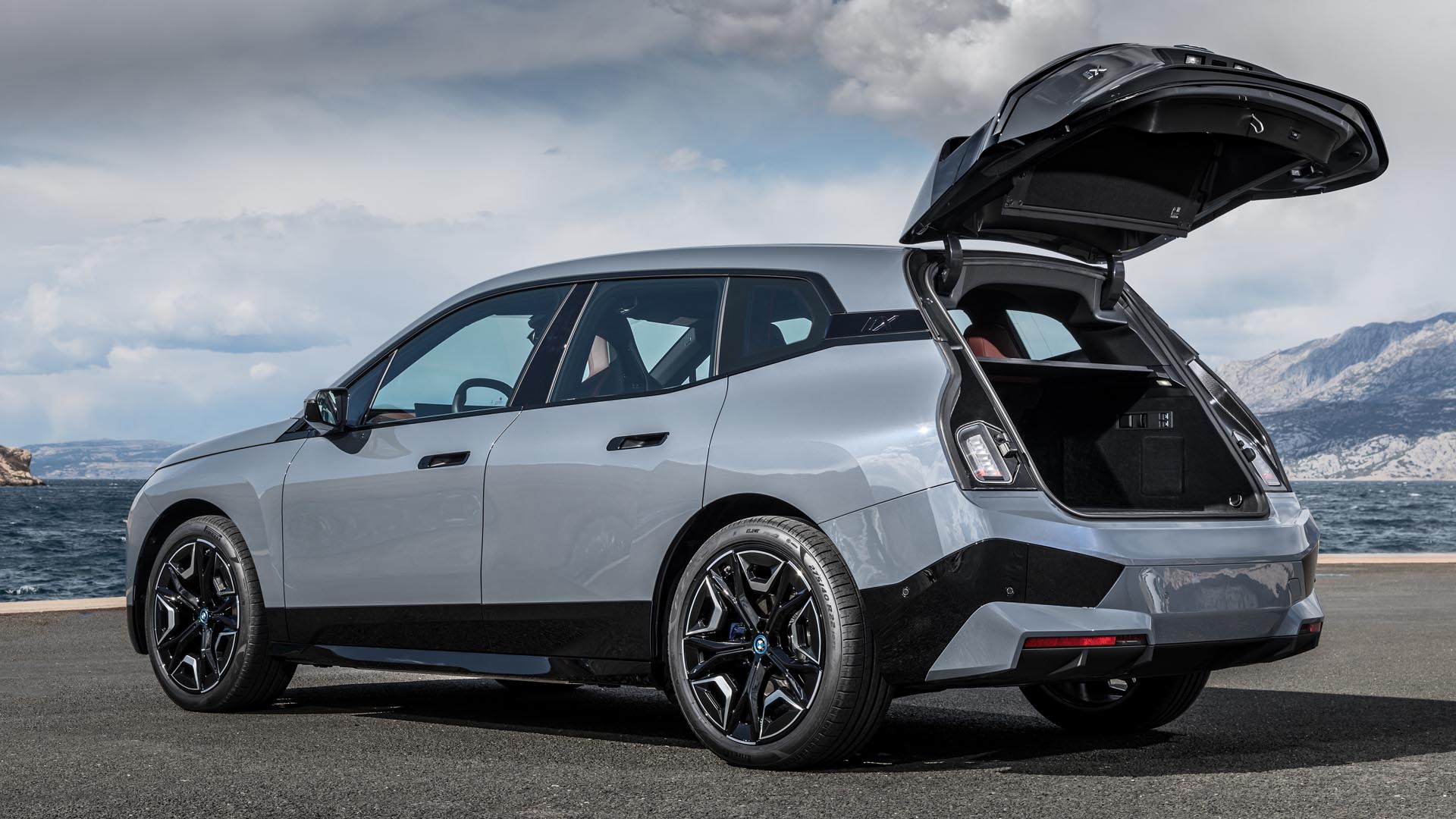 Electric BMW iX xDrive50 Delivers Driving Thrills | Green Car Journal